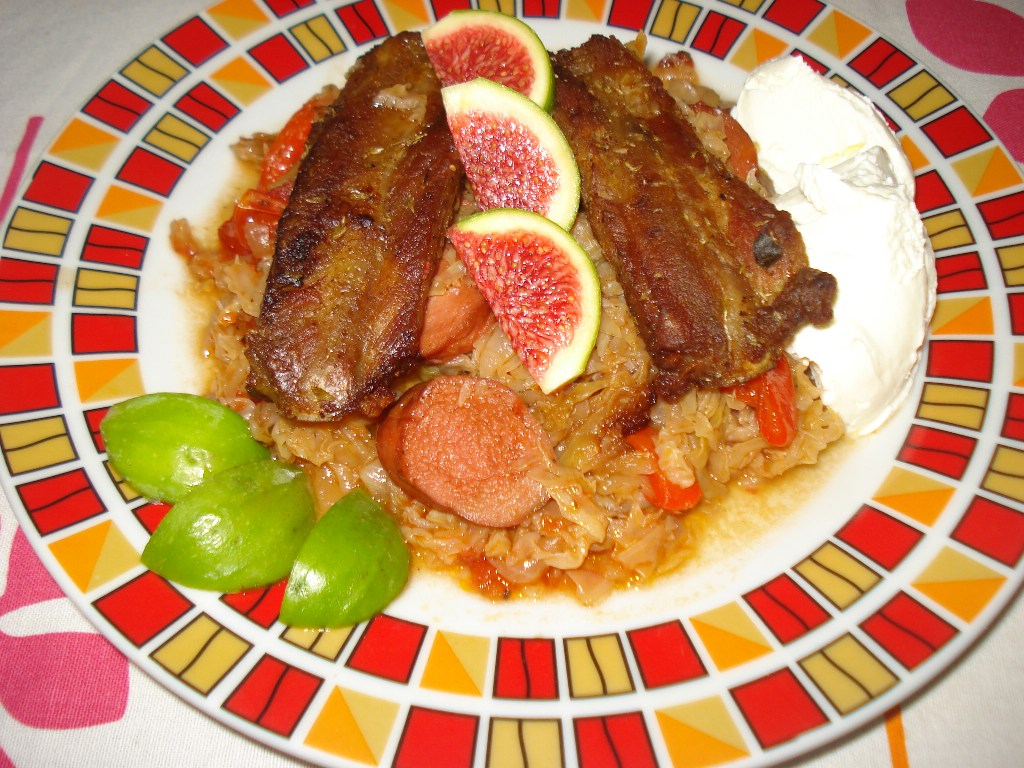 Reteta culinara Varza la cuptor cu cremwursti si costita de porc ...