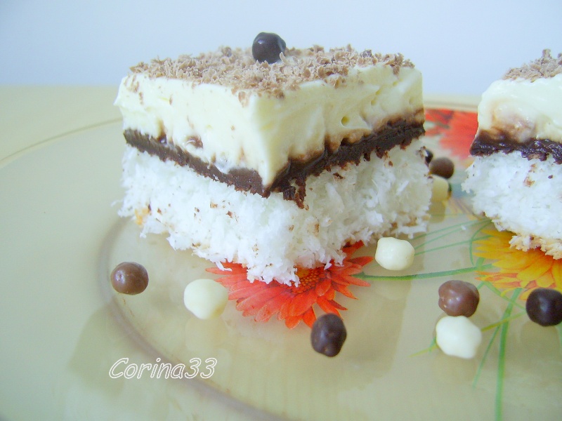 Reteta culinara Prajitura de cocos cu vanilie si ciocolata | Bucataras