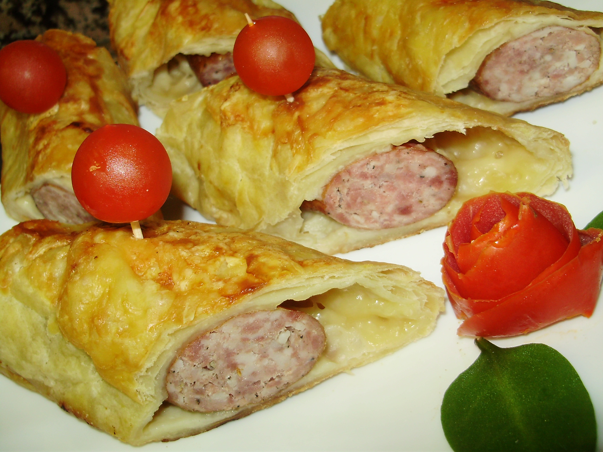 Reteta culinara Aperitiv cu carnat in foietaj | Bucataras