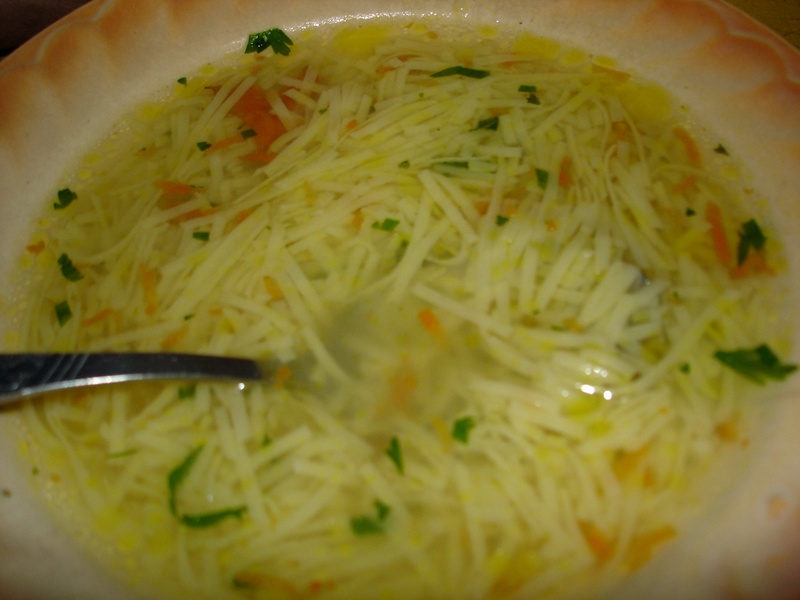 Reteta culinara Supa "falsa"de gaina cu taitei | Bucataras