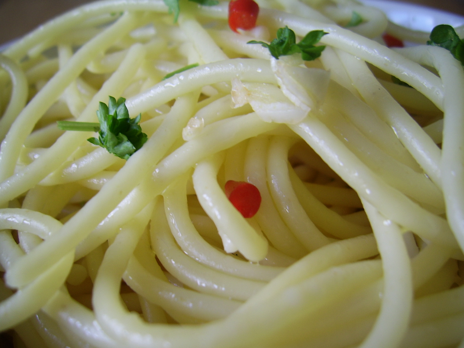 Reteta culinara Spaghetti AOP (aglio, olio e peperoncino) | Bucataras