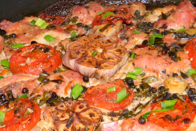 Reteta Cotlet de porc la cuptor cu salvie, galbenele , usturoi si rosii