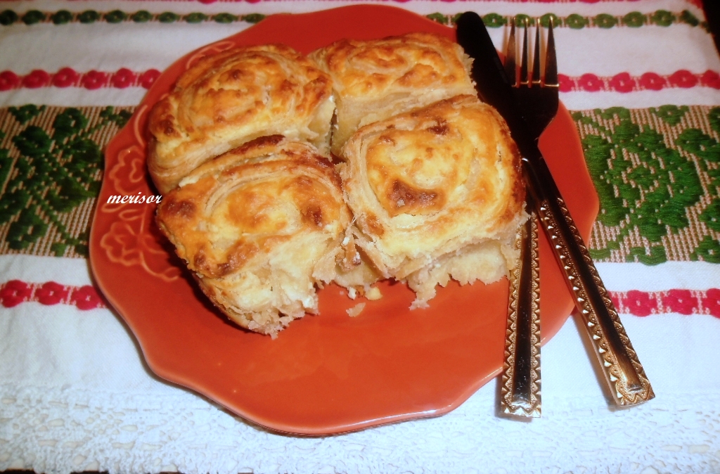 Reteta culinara Placinta spiralata cu branza in foietaj de casa | Bucataras