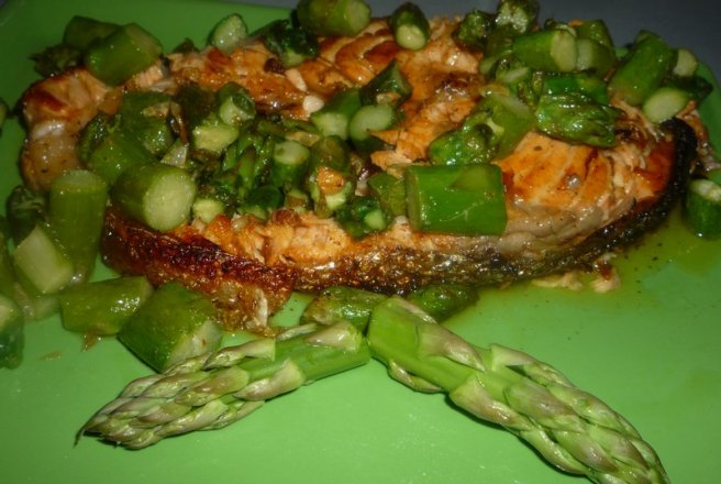 Reteta Somon in sos de unt si usturoi cu sparanghel