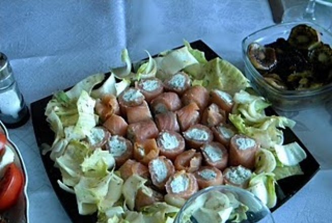 Reteta Rulada de somon fume cu urda si andive