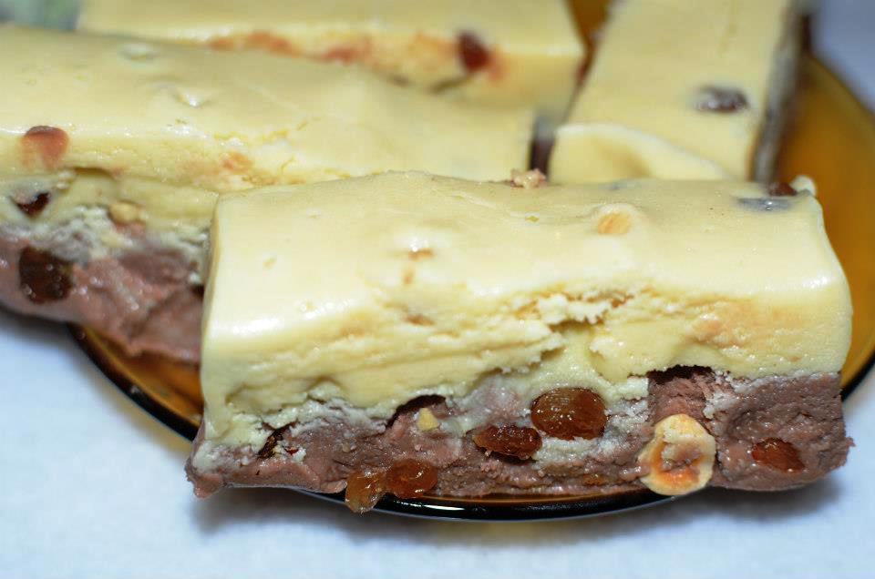Reteta culinara Ciocolata de casa in doua culori cu alune de padure si ...