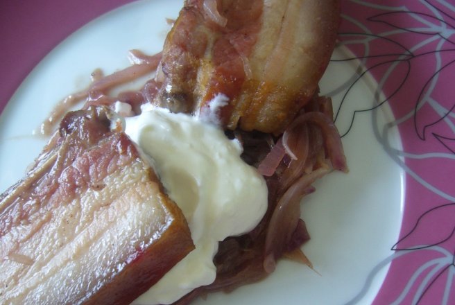 Reteta Costita de porc afumata cu ceapa caramelizata si smantana