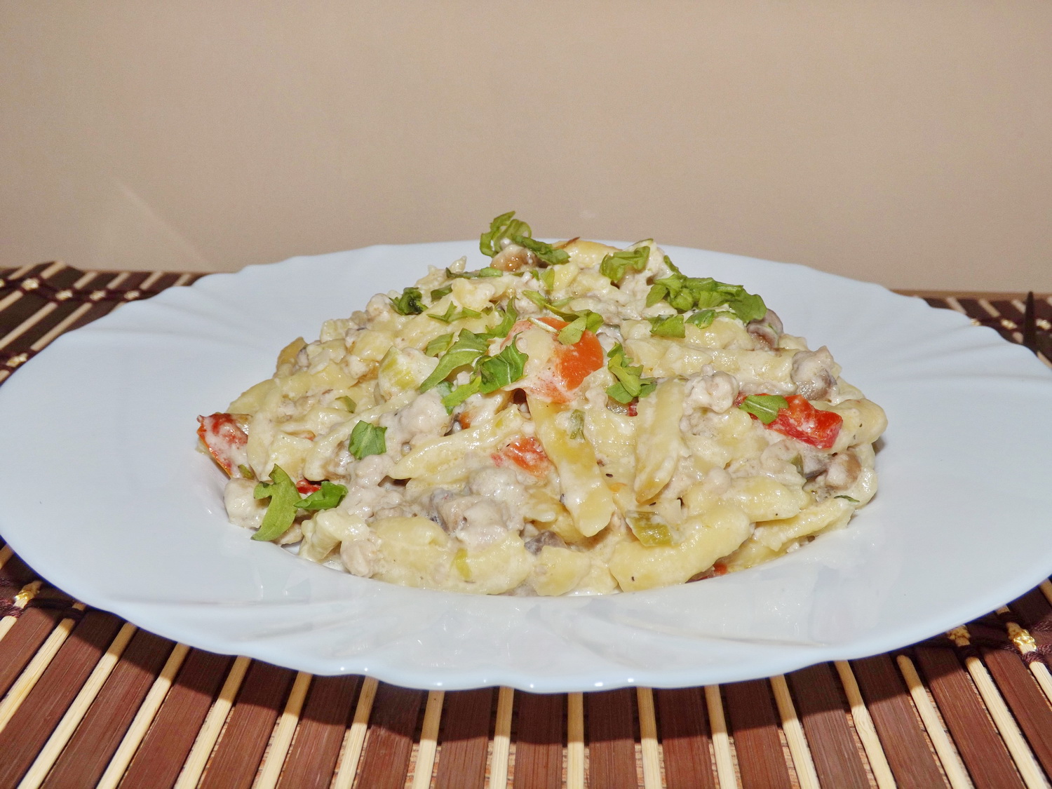 Reteta culinara Paste svabesti cu legume si carne de pui | Bucataras
