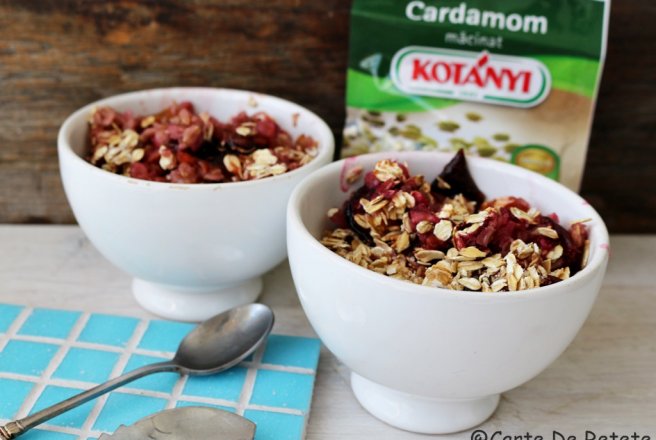 Reteta Crumble cu prune si cardamon