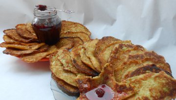 Reteta culinara Clatite cu pere varatice in compozitie | Bucataras