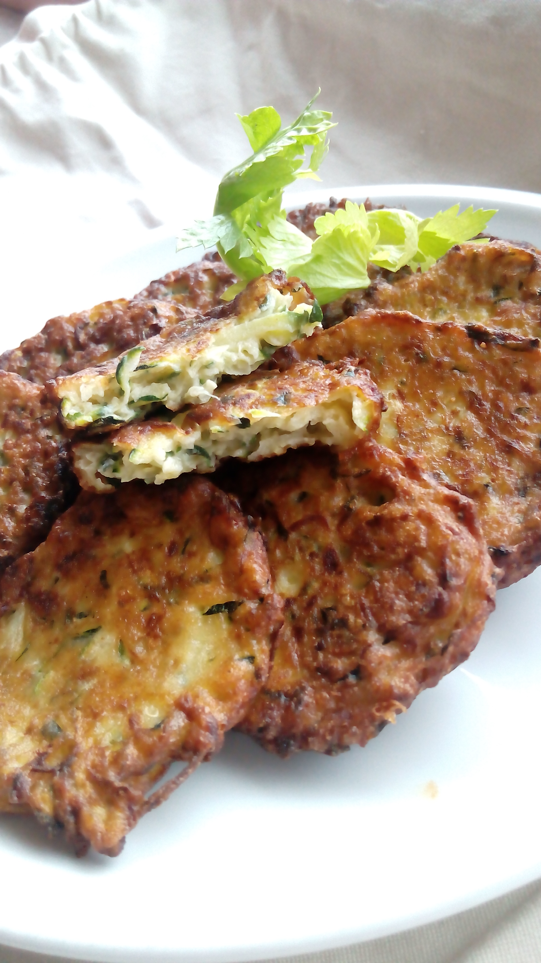 Reteta culinara Chiftele de dovlecei cu parmezan | Bucataras
