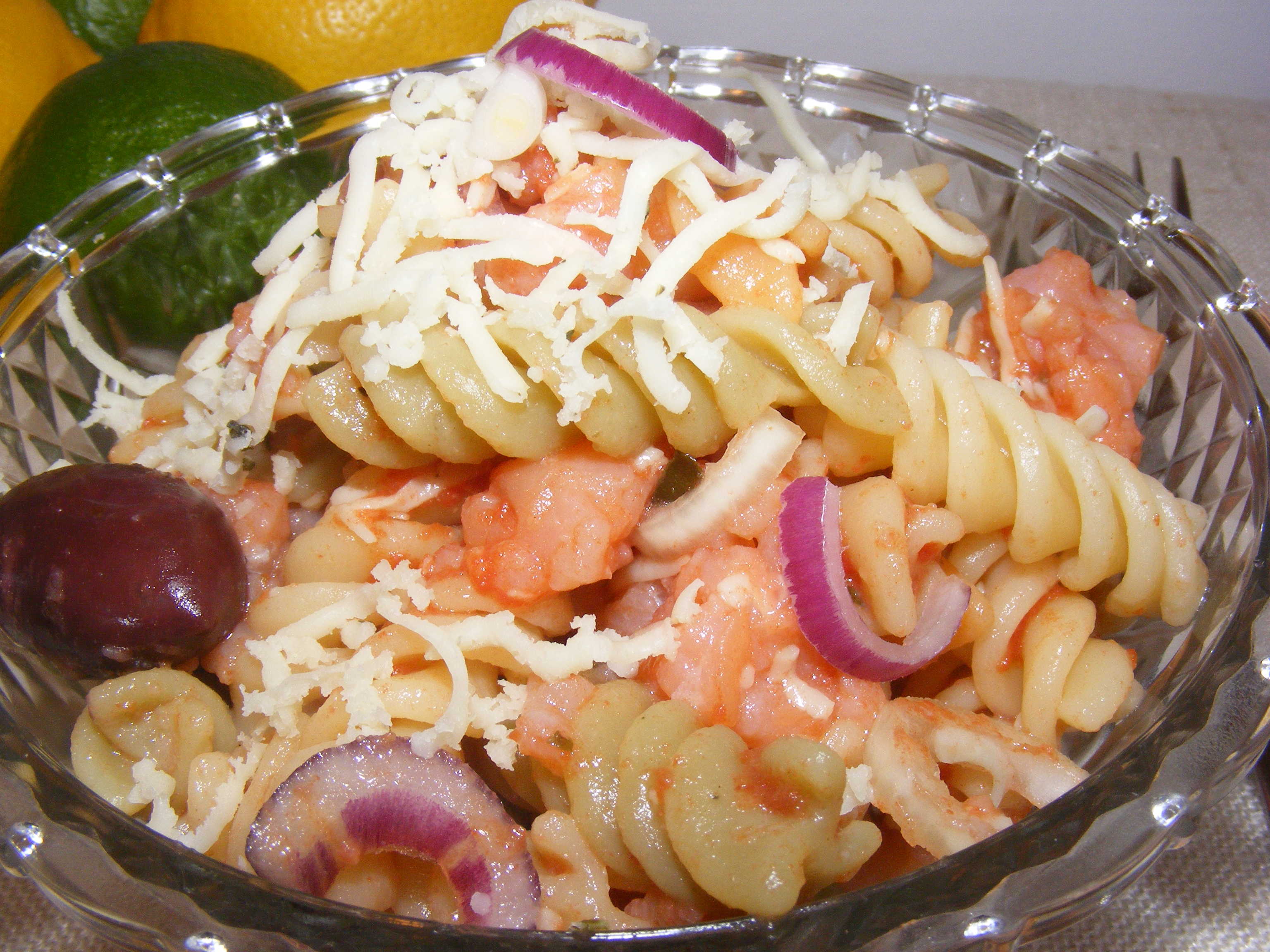 Reteta culinara Salată de paste cu somon afumat şi sos de roşii | Bucataras