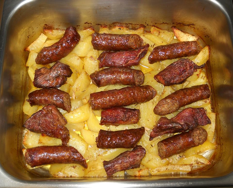 Reteta culinara Carnati si carne afumata cu cartofi la cuptor | Bucataras