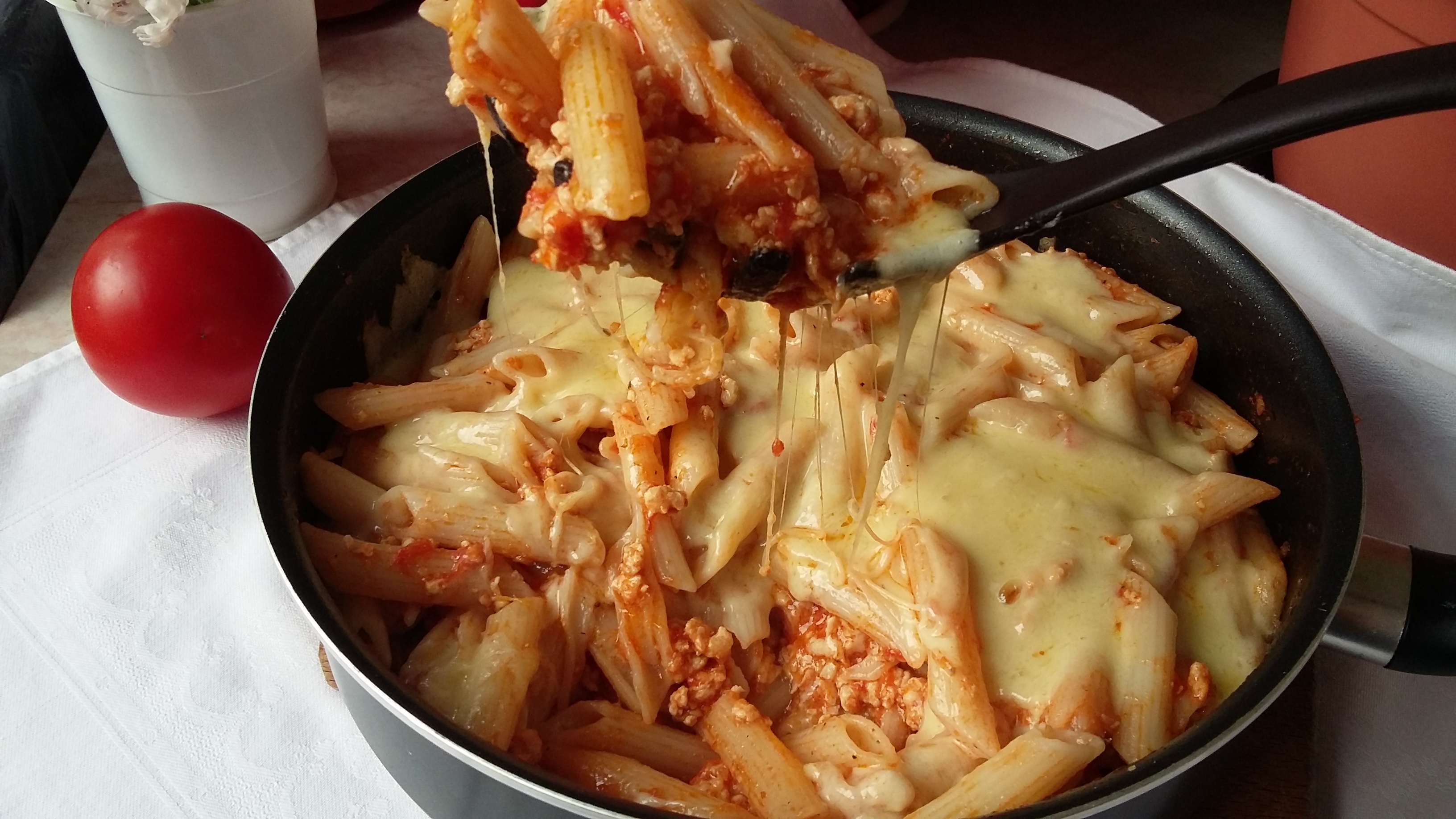 Reteta culinara Penne cu carne tocata si sos de rosii | Bucataras