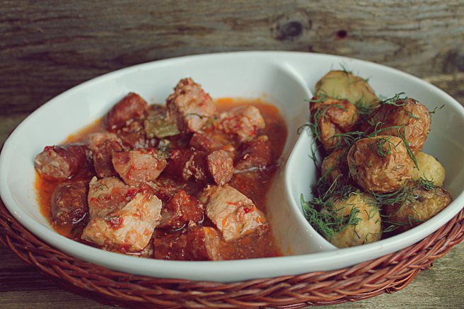 Tochitura din carne de porc, pui si carnati, la slow cooker Crock-Pot ...
