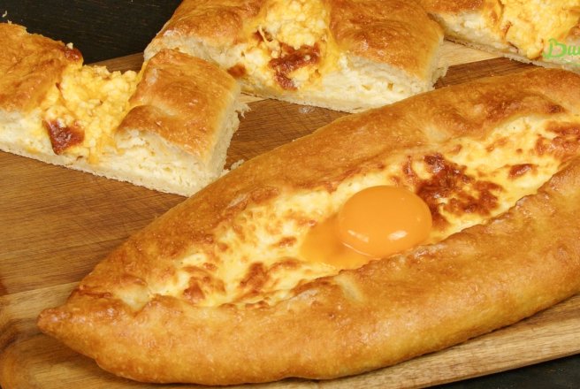 Khachapuri - Plăcintă tradițional georgiană cu brânzeturi