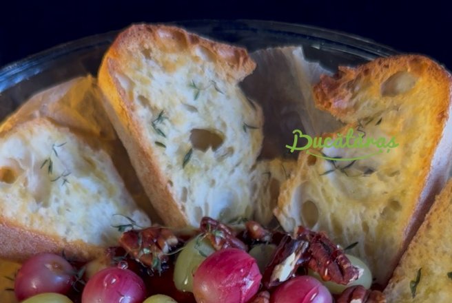 Brânză camembert cu struguri la cuptor - Aperitivul plin de savoare ...